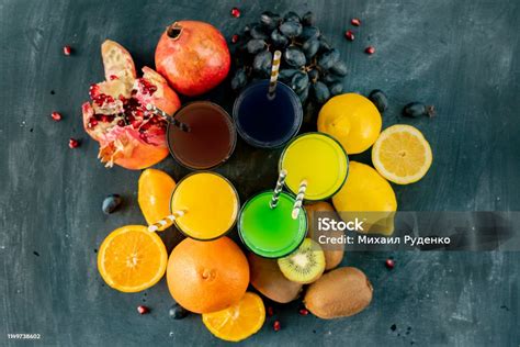 포도 키 위 레몬 오렌지와 가넷 같은 다른 열 대 이국적인 과일에서 짜낸 차가운 신선한 스무디 감귤류 과일에 대한 스톡 사진 및 기타 이미지 Istock