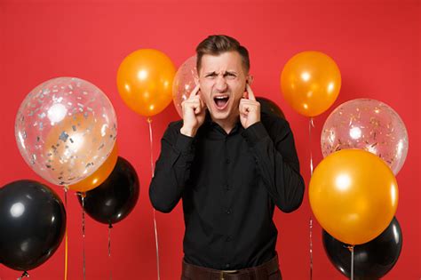 블랙 클래식 셔츠 빨간색 배경 공기 풍선에 손가락으로 귀를 덮고 염증된의 젊은이 세인트 발렌타인 국제 여성의 날 새 해 복 많이 받으세요 생일 이랑 휴일 파티 개념 12월