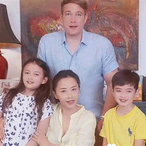 马雅舒一家都这么漂亮，老公穿衬衫体型健硕，是全家颜值最高的！那一种白色时候