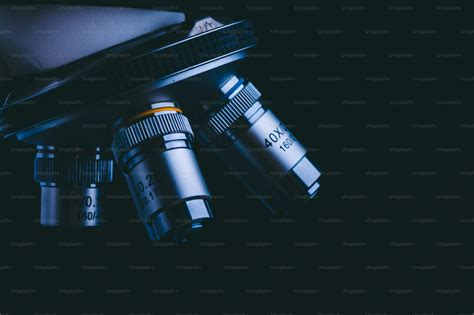 금속 렌즈를 사용한 현미경 근접 촬영 실험실에서의 데이터 분석 생물학 화학 과학자 또는 교육 학생을위한 의료 분야의 과학