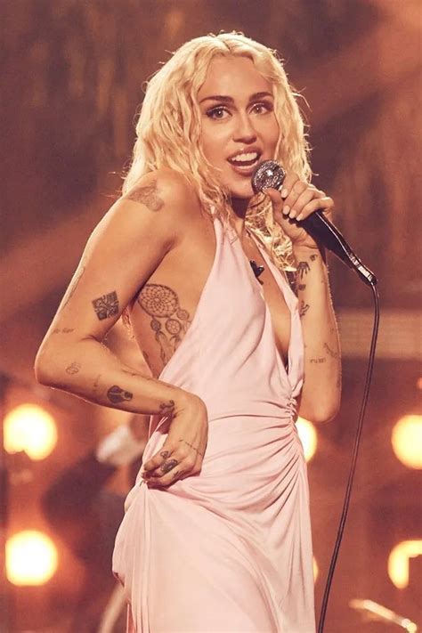 Miley Cyrus S Dress At 2019 Mtv Vmas Artofit
