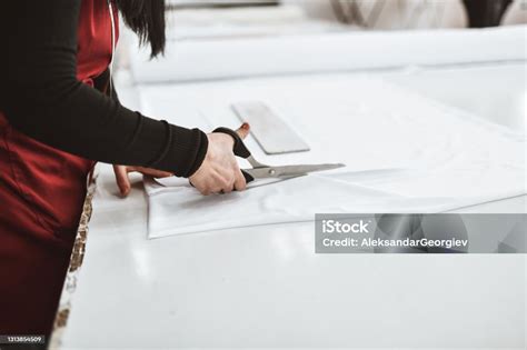 섬유 공장의 새로운 의류 생산 라인을 위한 여성 디자인 전문가 절단 천 조각 가위에 대한 스톡 사진 및 기타 이미지 가위