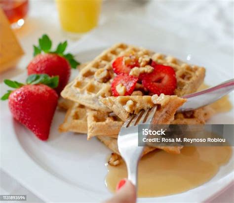 건강 한 아침 식사딸기 호두 및 꿀과 함께 제공 되는 밀 크림으로 만든 와플 0명에 대한 스톡 사진 및 기타 이미지 0명 건강한 생활방식 건강한 식생활 Istock