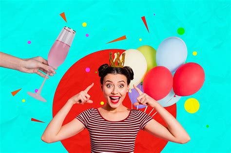 트렌드 아트 워크 스케치 디자인 몽타주 3d 콜라주 놀란 숙녀 착용 왕관 손가락 포인트 흥분 공기 풍선 칵테일 글라스 생일 축하 여왕에 대한 스톡 사진 및 기타 이미지