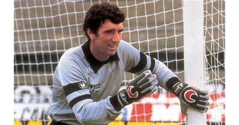 Легендарният италиански вратар Дино Дзоф в болница няма опасност за живота му