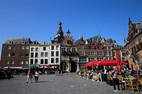 여름에는 레스토랑이 있는 중세 건물의 광장 그로테 마크트 전망 거리에 대한 스톡 사진 및 기타 이미지 Istock