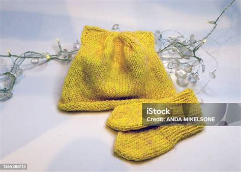 니트 옐로우 솔리드 컬러 어린이 모자 헤드폰 뜨개질 취미 컨셉 0명에 대한 스톡 사진 및 기타 이미지 0명 개념 개념과 주제 Istock