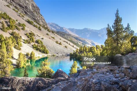 아침에 푸른 호수와 산 계곡의 아름다운 전망 산에서 놀라운 자연 풍경입니다 타지키스탄의 풍경 고원 판 산맥 파미르 호수에 대한 스톡 사진 및 기타 이미지 Istock