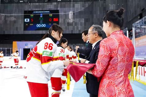 两胜一负，中国女冰获首届女子冰球亚锦赛亚军新闻频道中国青年网