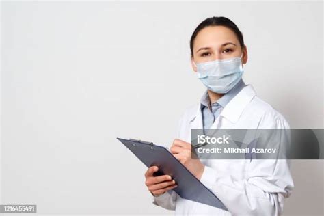클립 보드와 그녀의 손에 펜보호 마스크에 여성 의사의 초상화 기록을 만들기 간호사에 대한 스톡 사진 및 기타 이미지 간호사