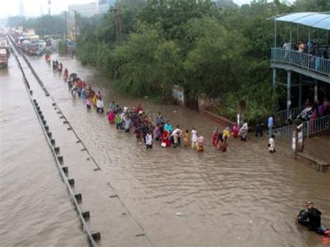 5 Km Long Jam On Delhi Gurugram Expressway Due To Heavy Rain बारिश से