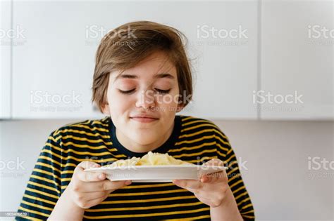 부엌에 있는 젊은 여자가 식사와 함께 접시를 들고 웃고 있다 맛있는 가정 음식 개념입니다 18 19세에 대한 스톡 사진 및 기타