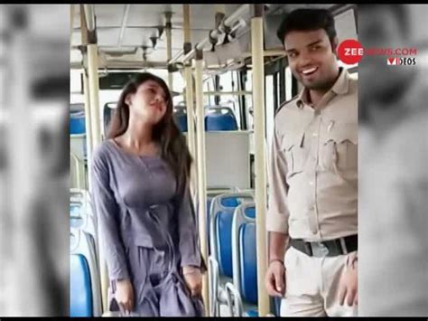 Viral Video Of Girl Dancing In Dtc Bus Dtc बस में लड़की ने बनाया डांस