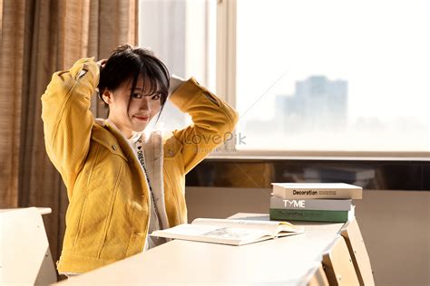 교실에 앉아 여성 대학생 사진 무료 다운로드 Lovepik