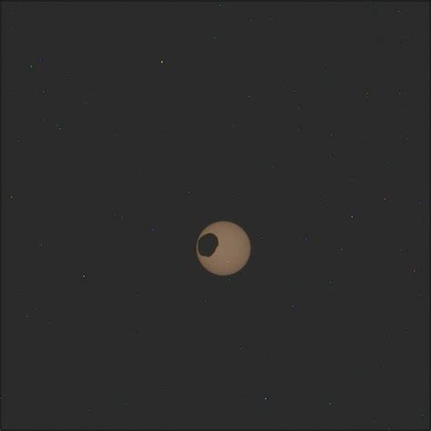 El Rover De La Nasa En Marte Mira Hacia Arriba Y Ve Su Extraña Luna