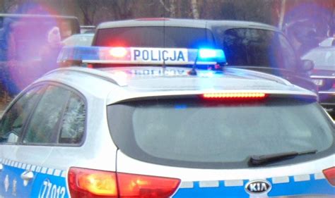Dramatyczna akcja Policjanci pomogli mężczyźnie który targnął się swoje życie mamNewsa pl