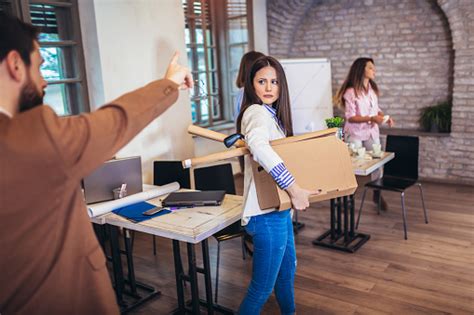 모든 개인 소지품과 파일을 갈색 골판지 상자에 포장하여 사임하는 비즈니스 우먼 거절에 대한 스톡 사진 및 기타 이미지 거절 경영자 기업 재무와 산업 Istock