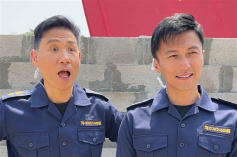 60岁的张学友难掩鬓角白发，面对谢霆锋恭维却穿帮，带笑帮忙圆场东成西就张学友谢霆锋新浪新闻