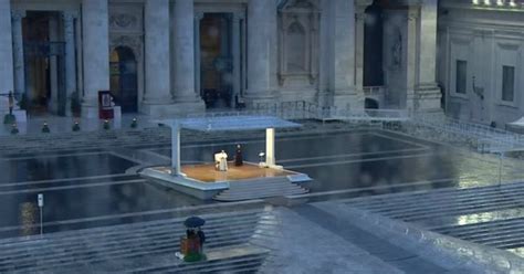 Papa Francesco prega per la fine dell epidemia di coronavirus e in molti notano un dettaglio È