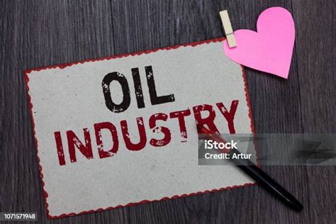 석유 산업을 보여주는 텍스트 기호 개념 사진 탐사 추출 정제 마케팅 석유 제품 흰색 페이지 빨간색 테두리 마커 옷 핀 종이 마음 나무 배경을 보유 하고있다 가솔린에 대한