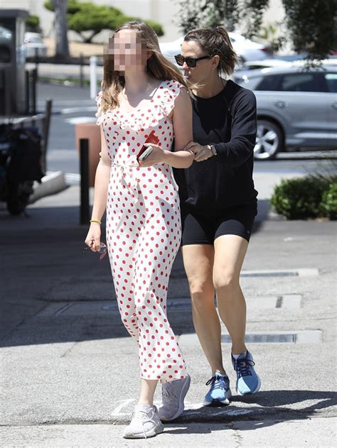 Jennifer Garners Daughter Violet Is Inches Taller Than Her Photos
