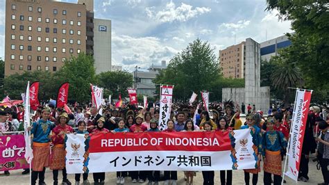 Lebih Diaspora Indonesia Pukau Ribuan Pengunjung Festival Hakata Dontaku Jepang Via Angklung