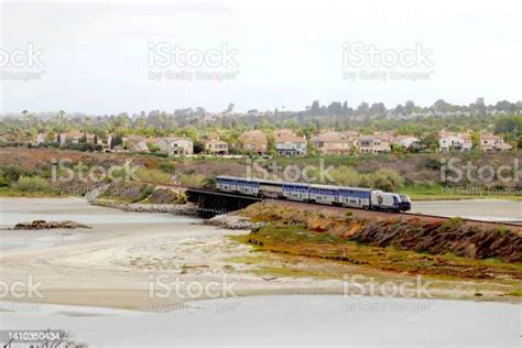 Amtrak Pacific Surfliner Train이 엔시니타스의 라군을 통과합니다 0명에 대한 스톡 사진 및 기타 이미지