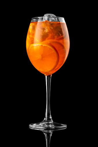 검은 배경 메뉴 레이아웃 레스토랑 바 보드카 Wiskey 토 닉 오렌지 칵테일 Aperol 분출 Prosecco 스튜디오