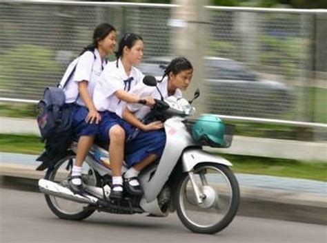 15 Aksi Cabe Cabean Bonceng Tiga Di Motor Ini Bikin Greget Banget