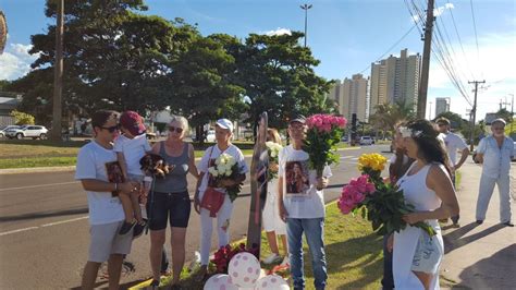 Família distribui 500 rosas em local de acidente e canta parabéns para