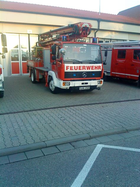 Einsatzfahrzeuge Feuerwehr Krankenwagen Polizei THW Fotos