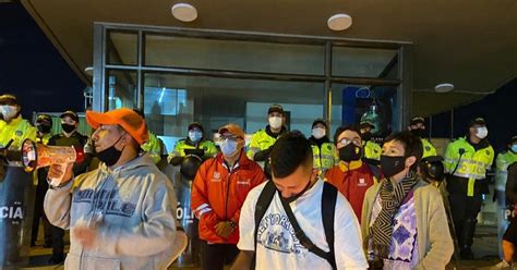 Habitantes Del Barrio El Codito Hacen Velatón En Protesta Por El Joven Asesinado Por Un Policía