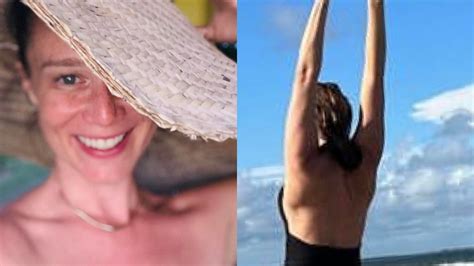 De maiô cavado Mariana Ximenes empina o bumbum e rouba a cena na praia