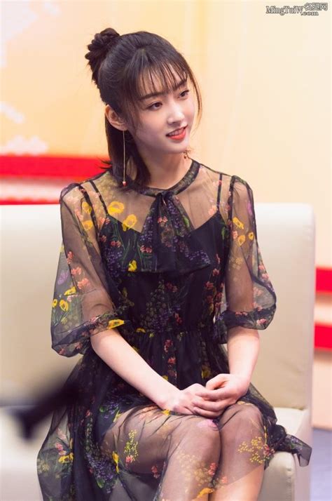 小仙女宣璐薄纱透出光滑玉腿 可惜没有照到脚（19） 图片 名腿网