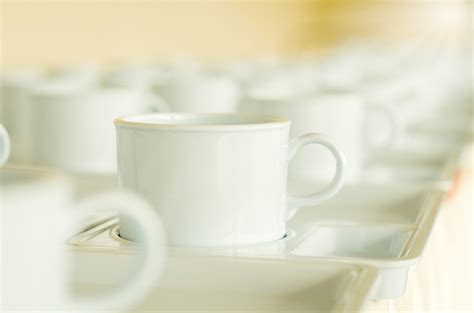 빈 컵 커피 또는 차 행에 접시에 배경 흐리게 따뜻한 빛으로 세미나에 휴식 시간에 커피 또는 홍차 서비스 0명에 대한 스톡 사진