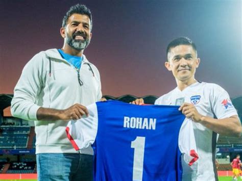 Watch Rohan Bopanna Receives Bengaluru Fc Shirt From Sunil Chhetri