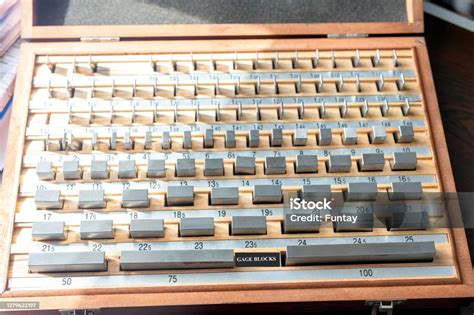 미터법 측정기 블록의 보기입니다 게이지 블록은 정밀 길이를 생성하는 시스템입니다 블록에 대한 스톡 사진 및 기타 이미지 Istock
