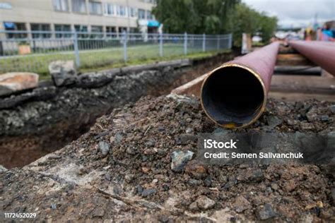 누워 또는 지하 폭풍 하수 파이프의 교체 도시에서 물 메인 위생 하수 빗물 배수 시스템의 설치 도랑에 철 배수 파이프주조 관로에 대한 스톡 사진 및 기타 이미지 Istock