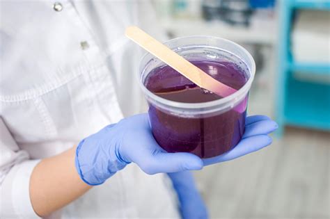 소녀 미용사는 미용실에서 제모를 위해 설탕 페이스트를 곁들인 용기를 들고 있습니다 클로즈업 슈가링 개념에 대한 스톡 사진 및 기타 이미지 Istock