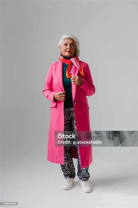 회색 배경에 자신감과 자기 사랑을 발산하는 세련된 옷을 입은 우아한 노인 여성의 전체 길이 스튜디오 촬영에 대한 스톡 사진 및 기타 이미지 스튜디오 촬영 전신 개성