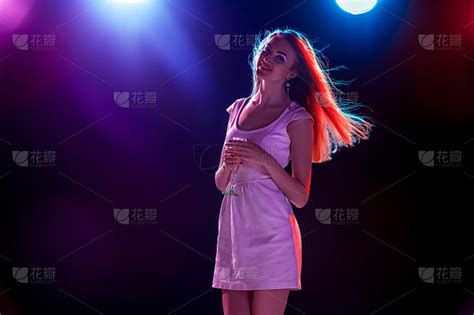 那个漂亮的女孩在晚会上边跳舞边喝香槟
