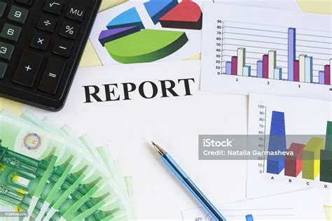 編寫關於工作成果的財務報告桌上的錢計算機鋼筆彩圖和圖表 照片檔及更多 企業 照片 企業 俄羅斯 原子筆 Istock