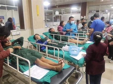 चितवनमा पिकनिक खाएर फर्कदै गरेको स्कुल बसको ब्रेक फेल हुँदा २८ जना विद्यार्थी शिक्षक घाईते