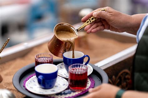 뜨거운 모래에 터키 커피를 양조 터키와 중동에서 커피를 만드는 전통적인 방법 0명에 대한 스톡 사진 및 기타 이미지 0명 갈색 개념 Istock