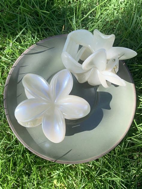Set De 2 Pinzas Para El Cabello De Plumeria Elegantes De Perla Blancas Vintage Para Mujeres