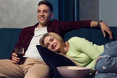 Melhores Amigos Assistindo Serviço De Streaming Juntos Na Sala De Estar