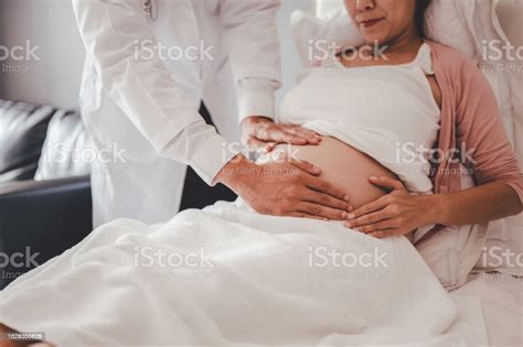 의사는 병원이나 진료소에서 아기와 산모의 임신 건강 검진을 검사합니다 25 29세에 대한 스톡 사진 및 기타 이미지 25