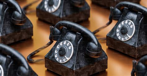 테이블 위에 앉아있는 구식 전화기 그룹 사진 Unsplash의 전화 이미지