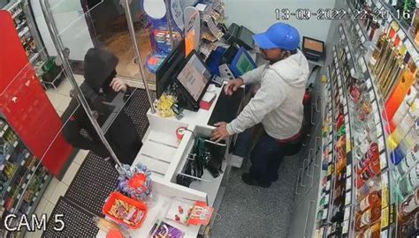 سطو بالسلاح الأبيض على محل بقالة في لندن شاهد ردة فعل البائع