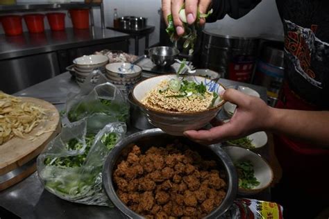 河南小伙凌晨就起床熬羊肉湯，十塊錢一碗，湯里還能泡方便麵 每日頭條
